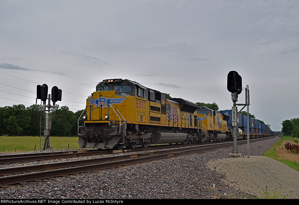 UP 8577 eastbound UP intermodal train